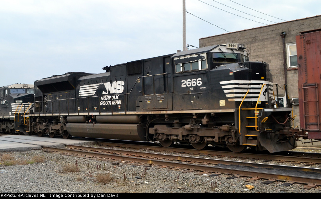 NS SD70M-2 2666 on 38G